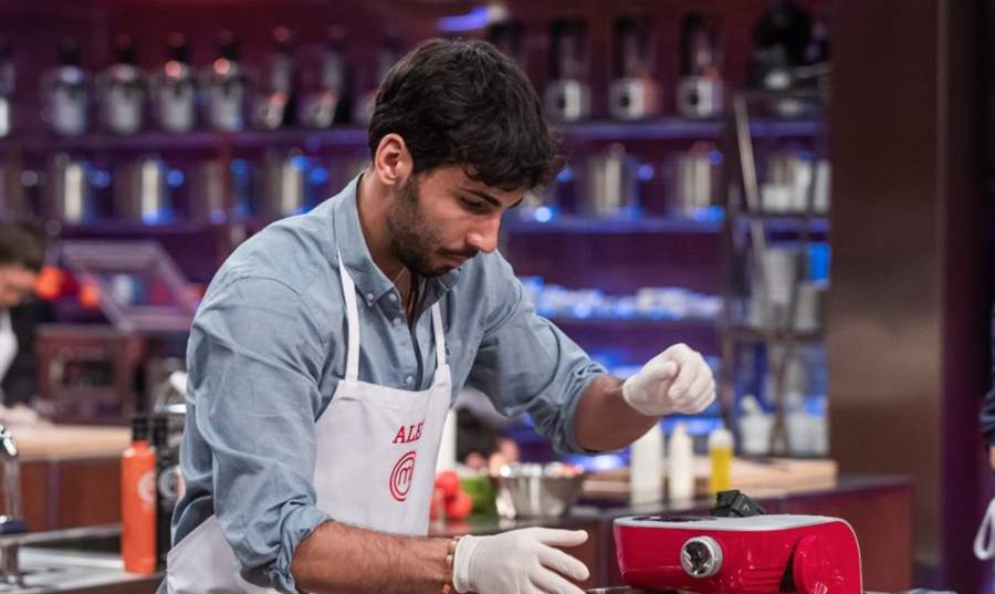Álex, muy apenado, se convierte en el tercer expulsado de 'Masterchef 9'