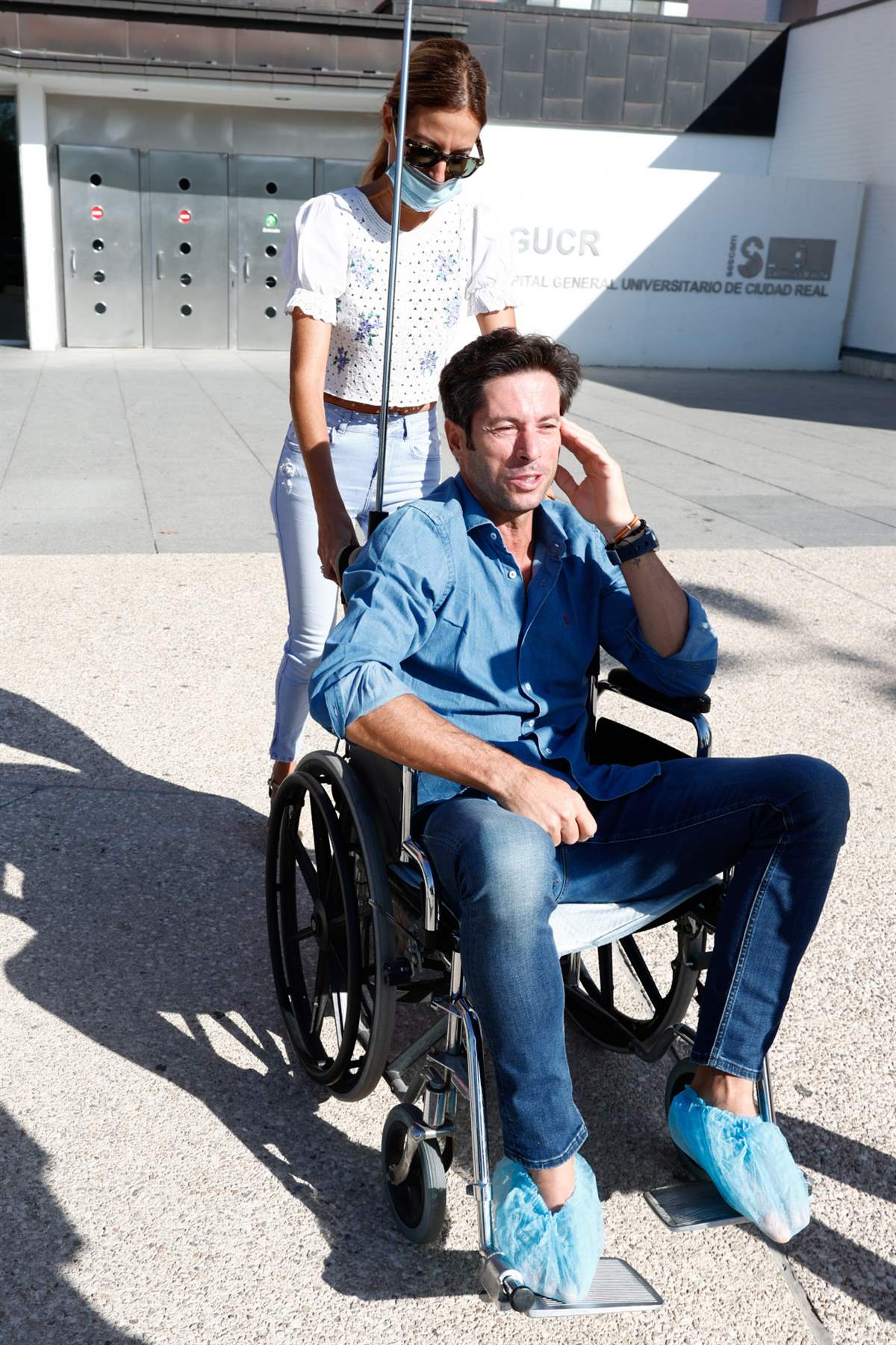 José Antonio Canales Rivera, en silla de ruedas y acompañado por su ...