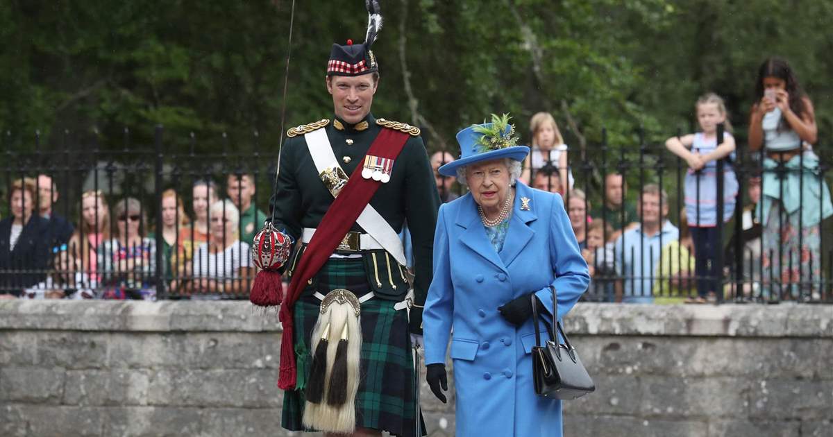 ¿Quién es Major Johnny, el atractivo escudero del rey Carlos que le ...