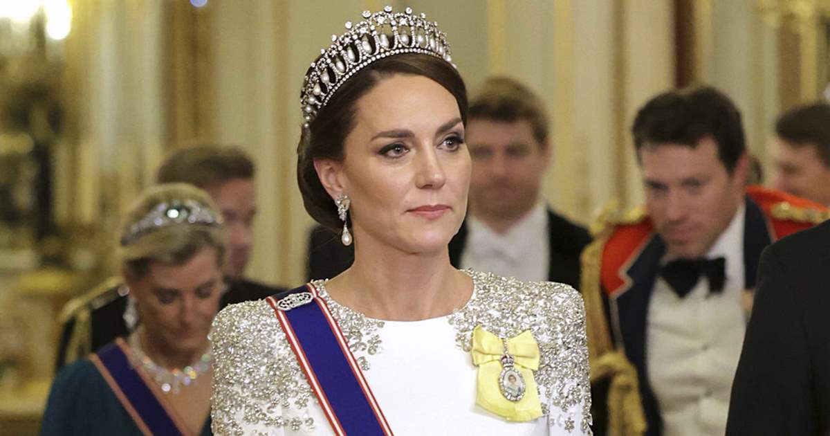Kate Middleton se viste de novia con un espectacular diseño capa de 5.000 euros y tiara de Lady DI