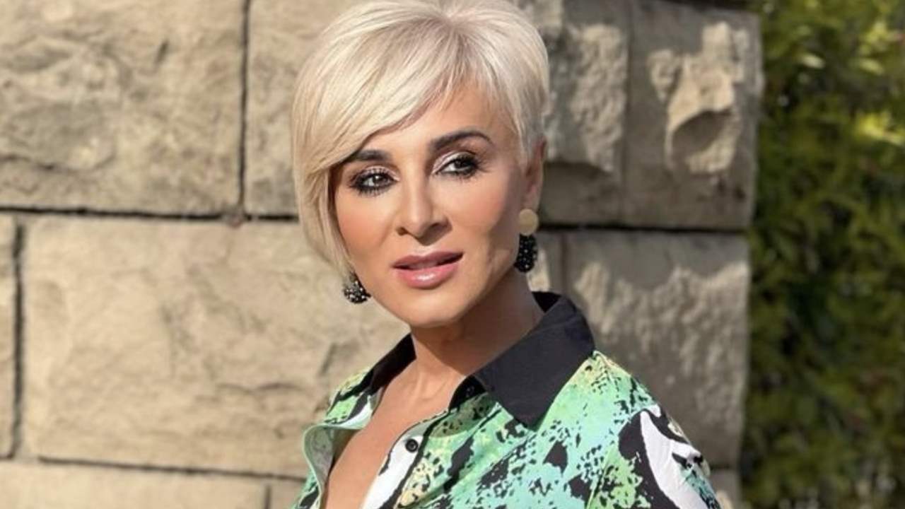 El vestido favorito de Ana María Aldón es ajustado, de largo midi y ...