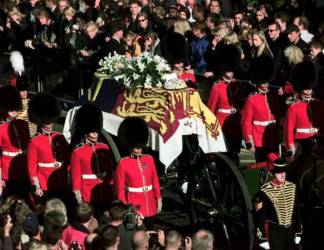 El inmenso dolor por la muerte de Lady Di: así fue su multitudinario ...