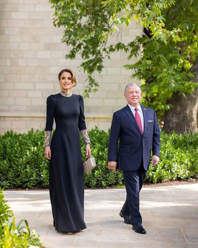 Rania de Jordania, deslumbrante con el vestido negro bordado más ...