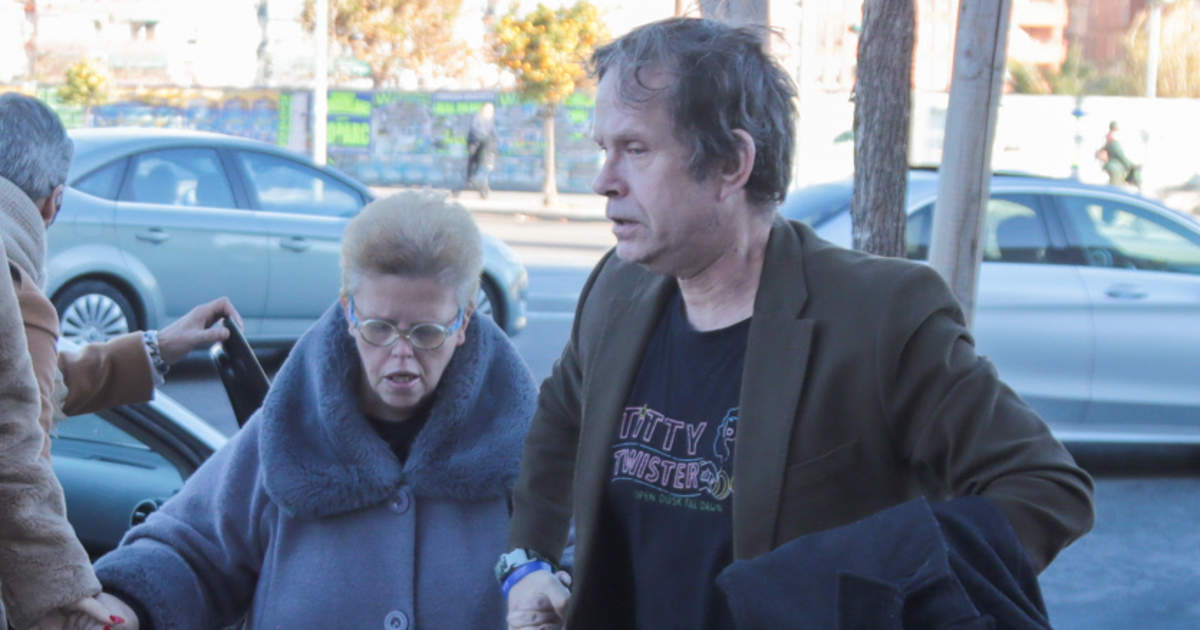 Paco y Nuria, hijos de Paco Arévalo, rotos de dolor en el entierro de ...