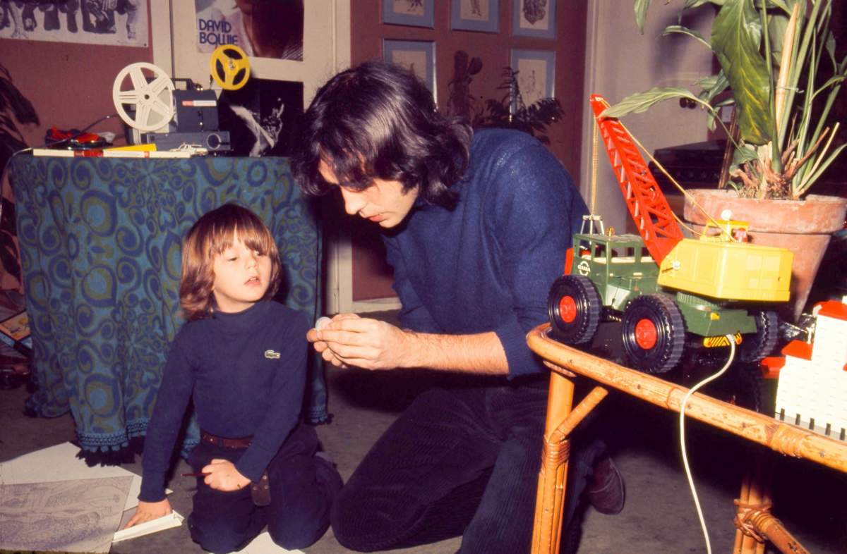 Cuando el cantante Joan Manuel Serrat nos presentó a su hijo secreto ...