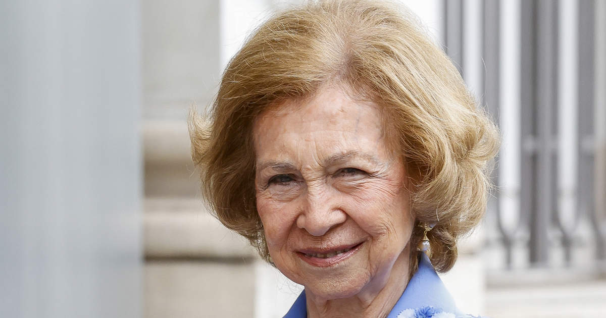 La reina Sofía le da una nueva vida al traje azul bebé tendencia que lució en la boda de Almeida ...