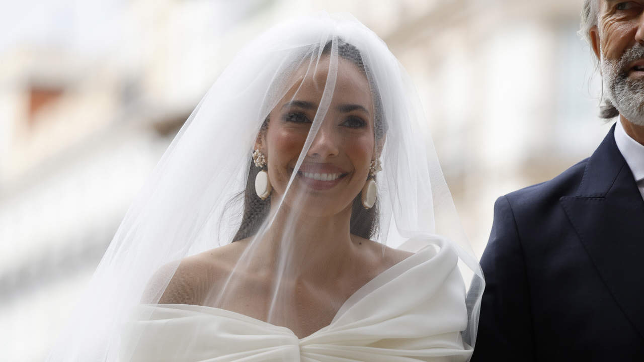 La influencer Ana Moya conquista con su vestido de novia en su boda con ...