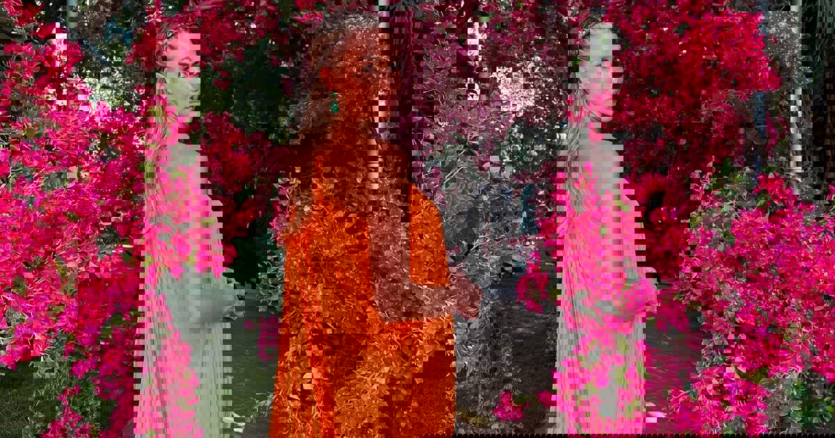 10 vestidos de invitada para llevar con las sandalias doradas en ...