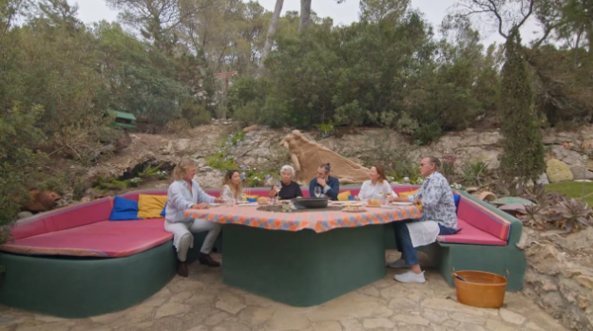 Nos colamos en la colorida casa con piscina de Pocholo Martínez-Bordiú ...