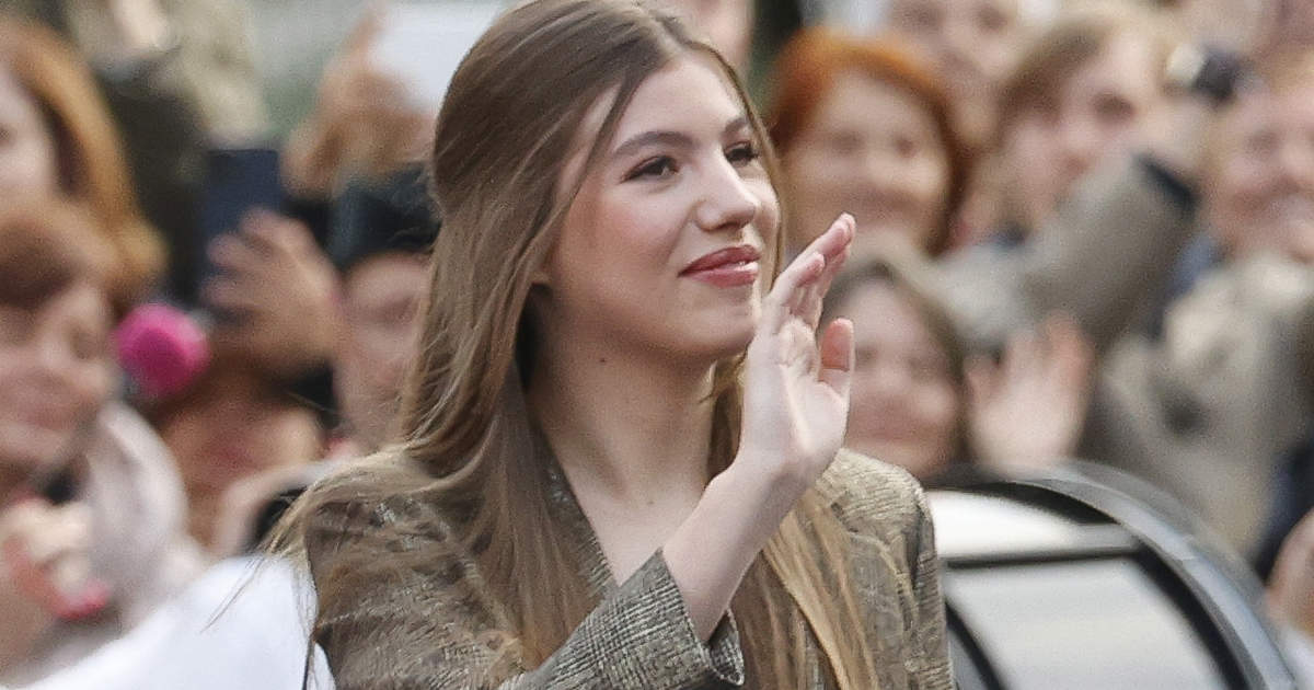 Sofía, la infanta influencer y 'grunge' con su blazer dorada oversize y pantalón palazzo en Oviedo