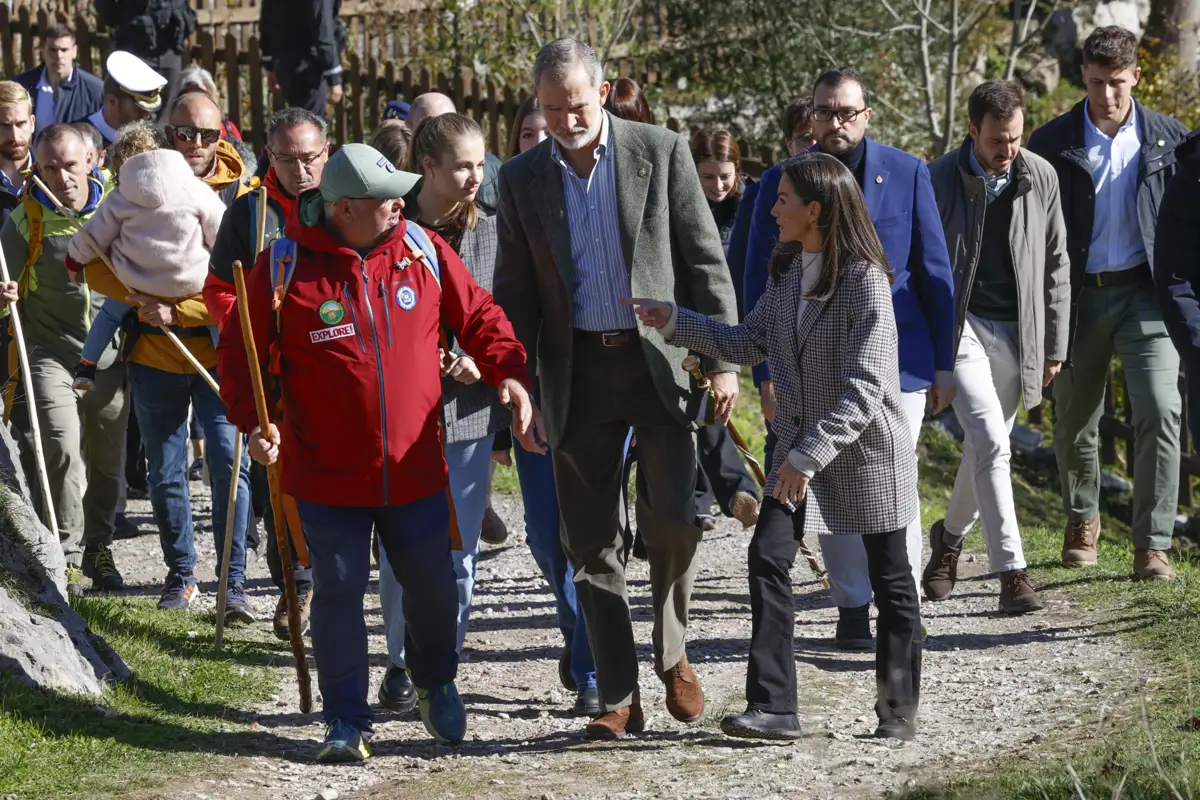 Letizia visita Sotres, Pueblo Ejemplar 2024, con el abrigo estampado de ...