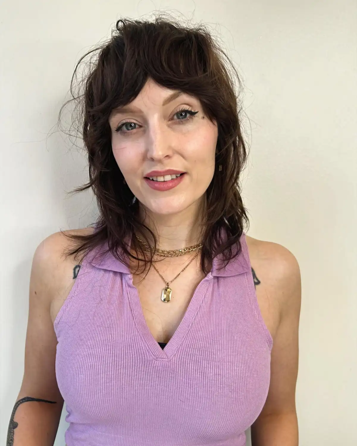 10 cortes para pelo rizado con flequillo que quitan años de encima