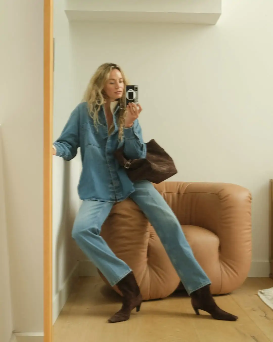 Looks perfectos con botas altas para mujeres de 50: trucos de estilo y ...
