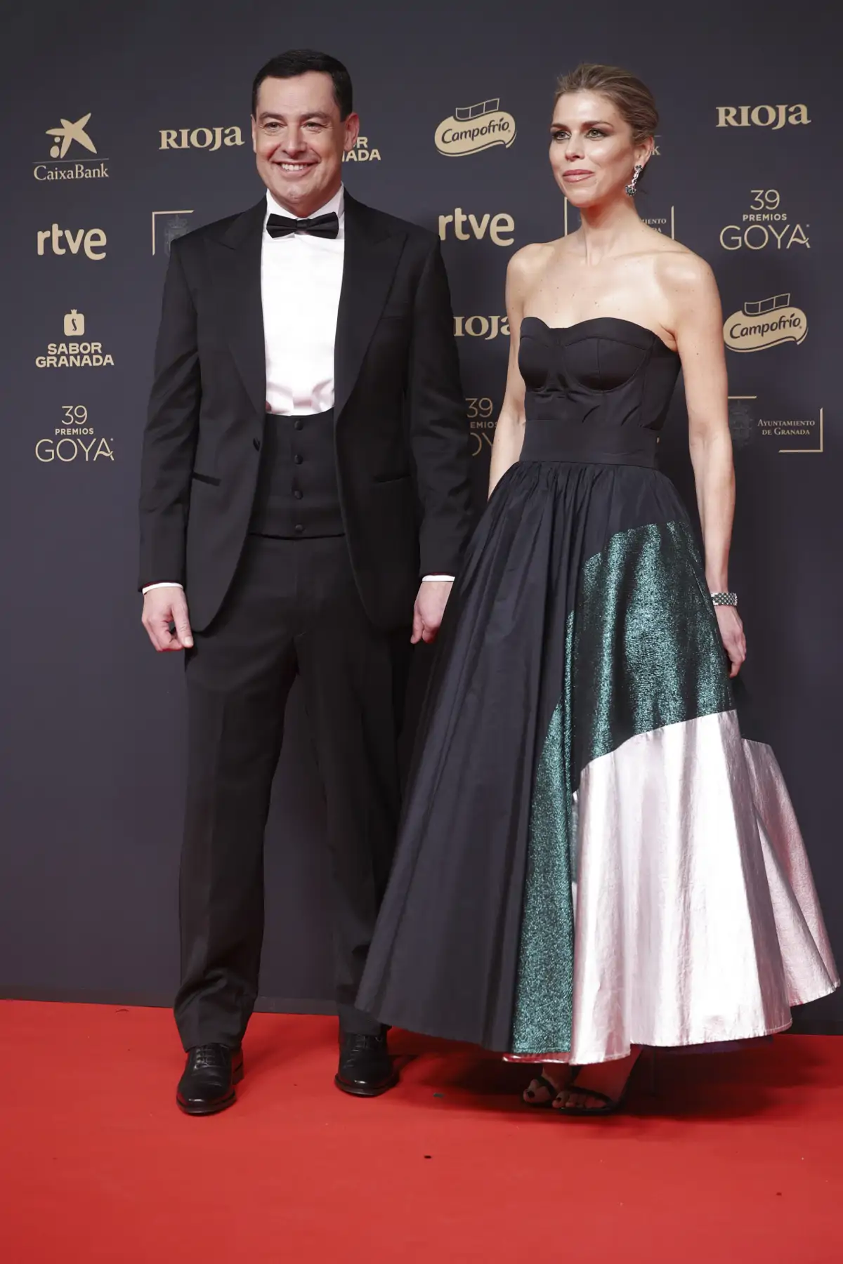 El estilo +50 de Manuela Villena, la mujer de Juanma Moreno, y 5 ...