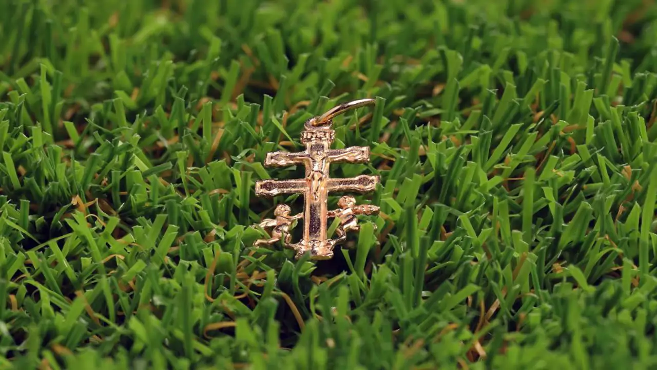 Cruz de Caravaca: origen, leyenda y sus propiedades poderosas como amuleto