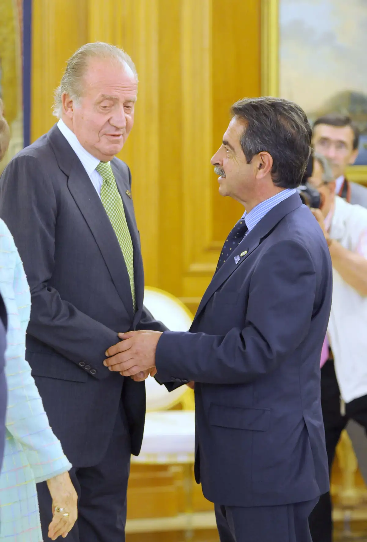 La demanda del rey Juan Carlos a Miguel Ángel Revilla contiene sorpresas que, en un principio ...