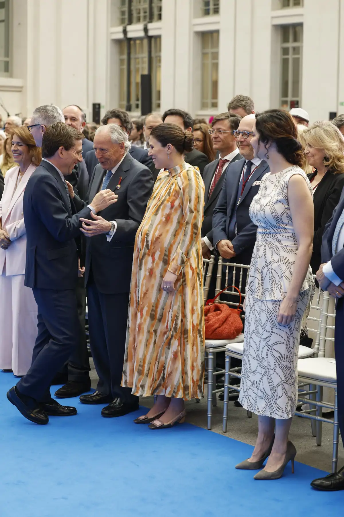 Isabel Díaz Ayuso enamora en San Isidro con el vestido de mamá de ...