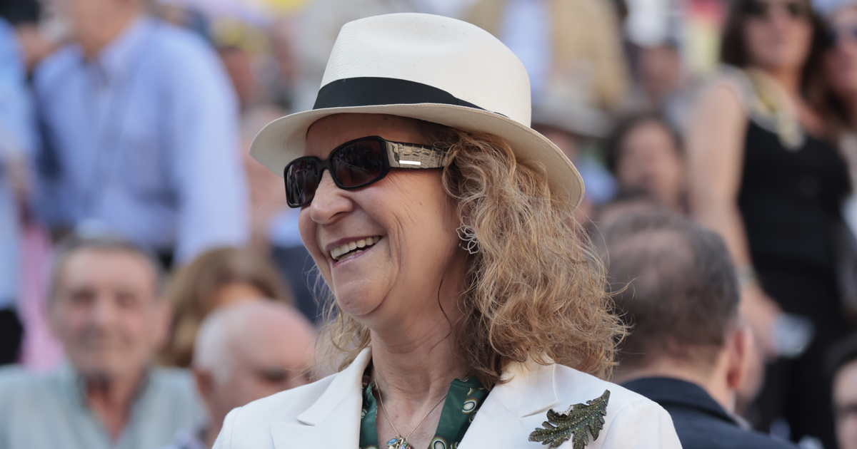 La Infanta Elena inspira a las +50 elegantes con el conjunto de camisa ...