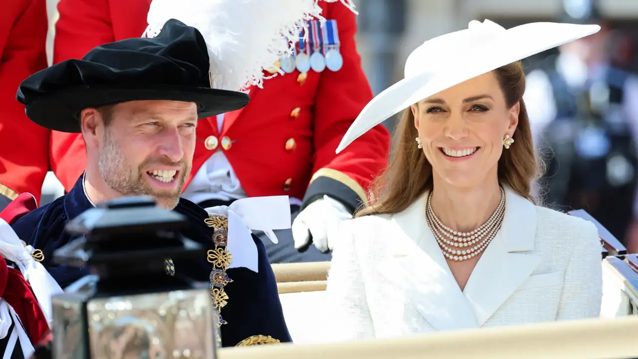 Kate Middleton se viste de novia moderna con un impresionante tocado ...