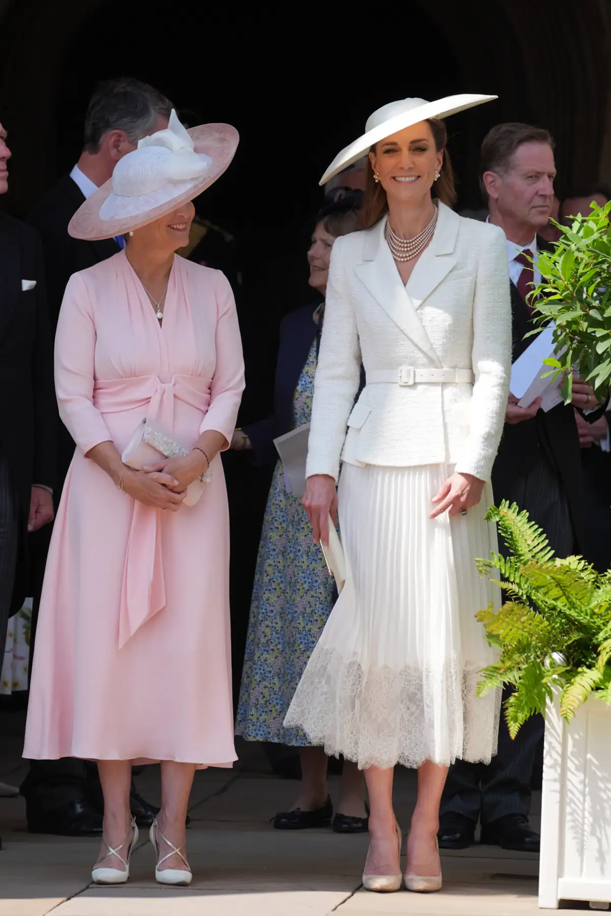 Kate Middleton se viste de novia moderna con un impresionante tocado ...