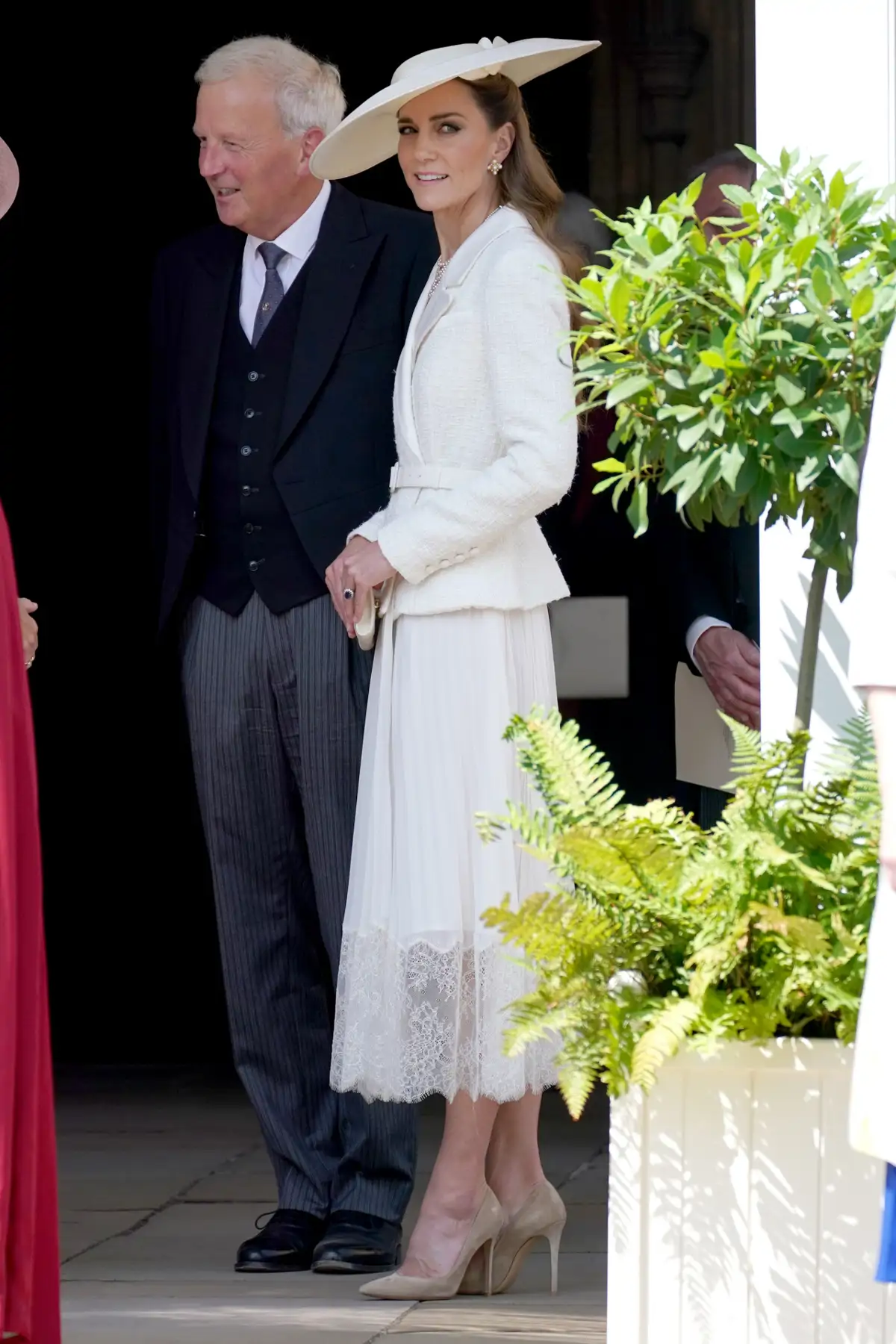 Kate Middleton se viste de novia moderna con un impresionante tocado ...