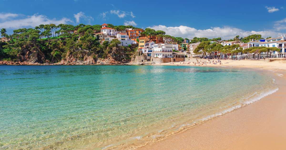 El pueblo de la Costa Brava con una preciosa playa de agua cristalina y calles de esencia ...
