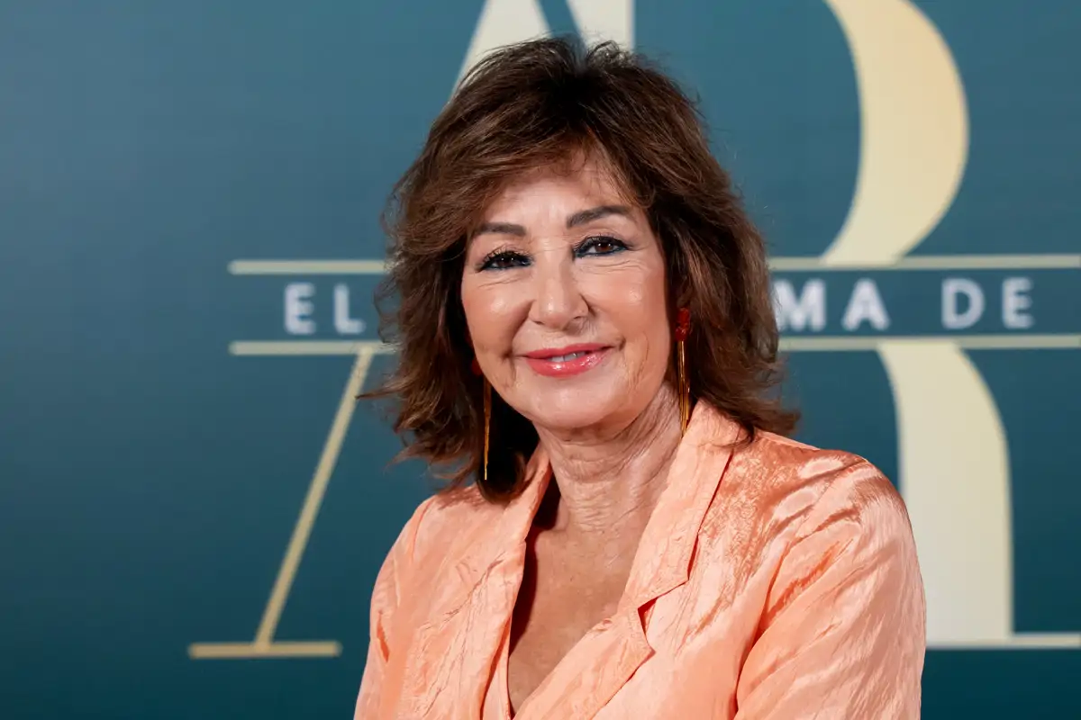 Ana Rosa Quintana inaugura sus vacaciones con el vestido melocotón ...
