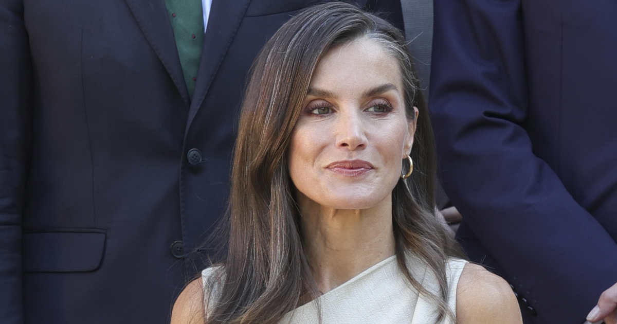 La reina Letizia presume de tipazo a los 52 con el vestido drapeado con escote asimétrico más ...