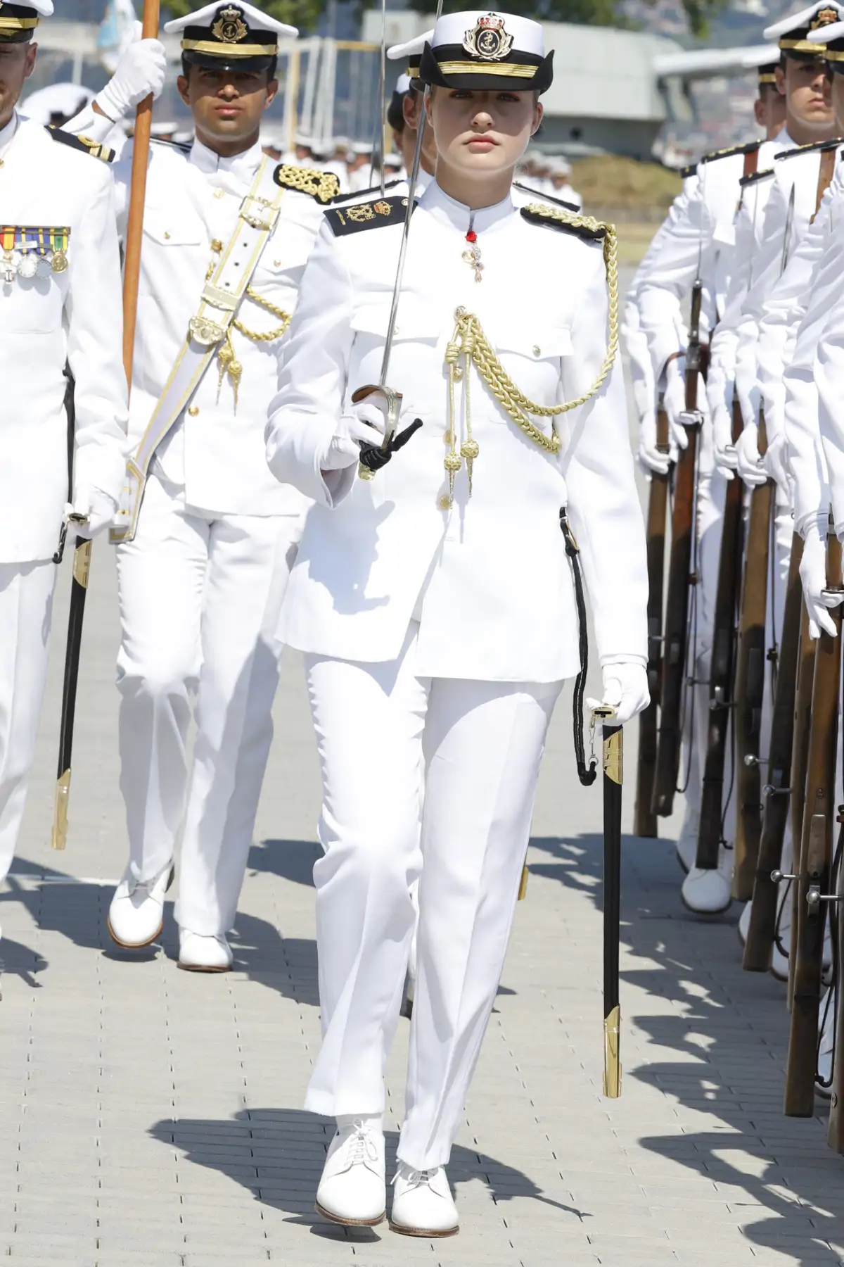 El rey Felipe impone a la princesa Leonor la Gran Cruz del Mérito Naval ...