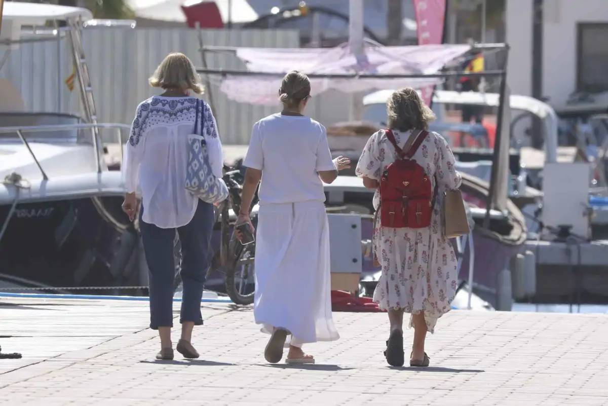 Así son las vacaciones de María Zurita, prima del rey Felipe VI, en Formentera: look boho-chic ...