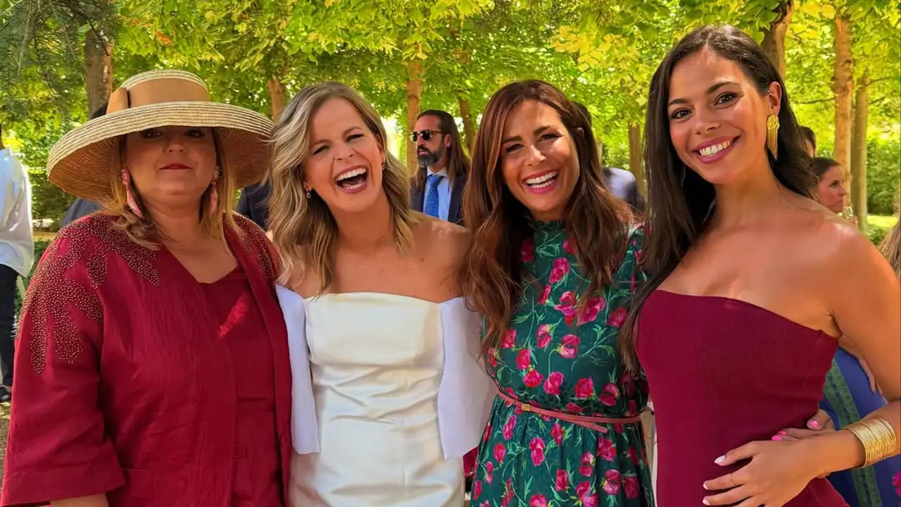 Nuria Roca, ideal con el vestido estampado de invitada perfecto para ...