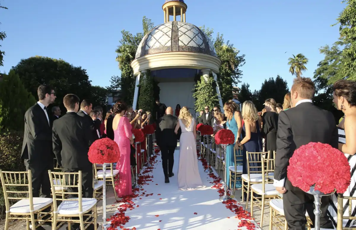 Las llamas arrasan el Castillo de Viñuelas, en Tres Cantos, el lugar de la boda de Kiko ...