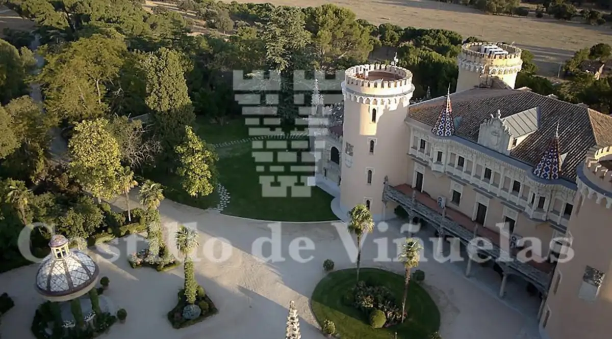 Las llamas arrasan el Castillo de Viñuelas, en Tres Cantos, el lugar de la boda de Kiko ...