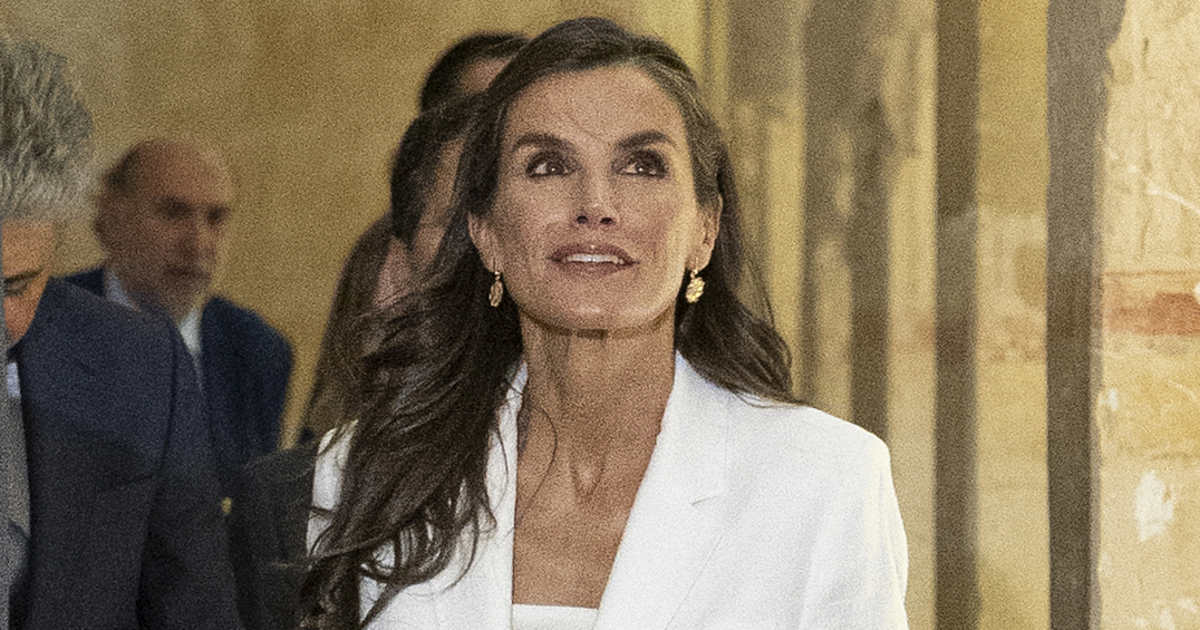 La reina Letizia vuelve a deslumbrar en Egipto con su traje blanco de ...