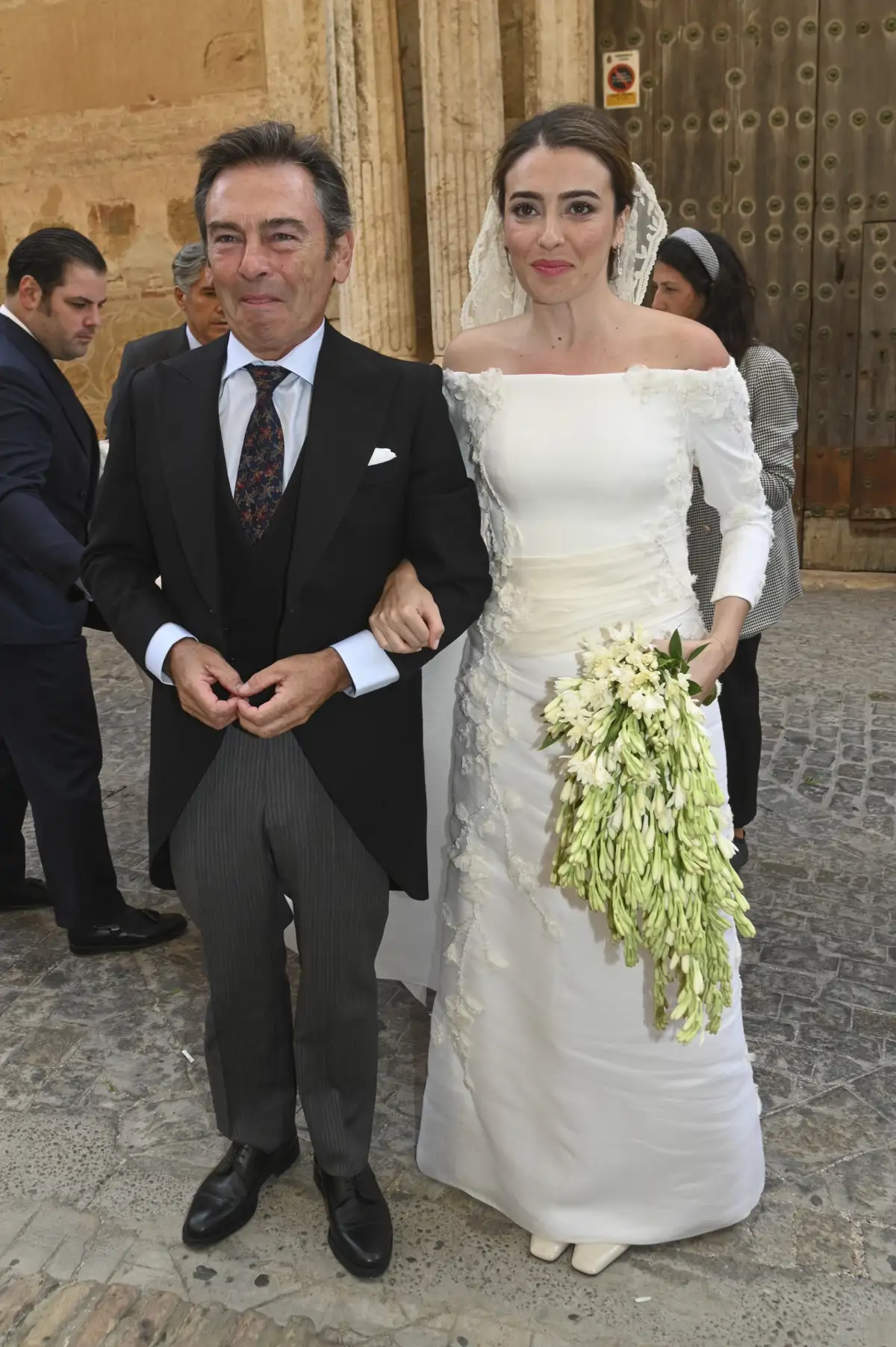 Julia Bolaños se casa en Sevilla con un look 'Made in Spain': elegante ...