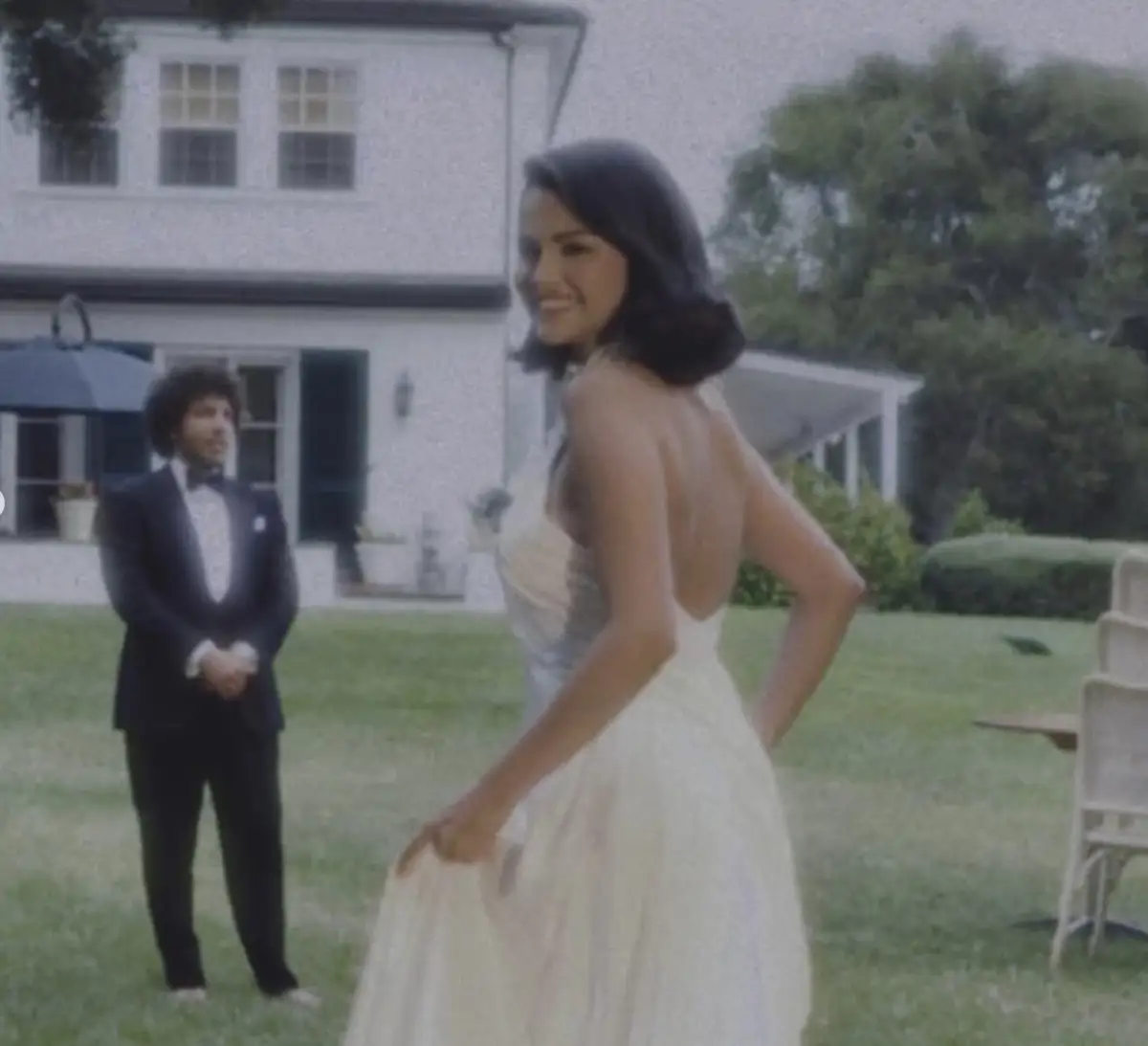 Selena Gómez, impresionante de novia con un vestido de escote halter y plumas: todas las ...