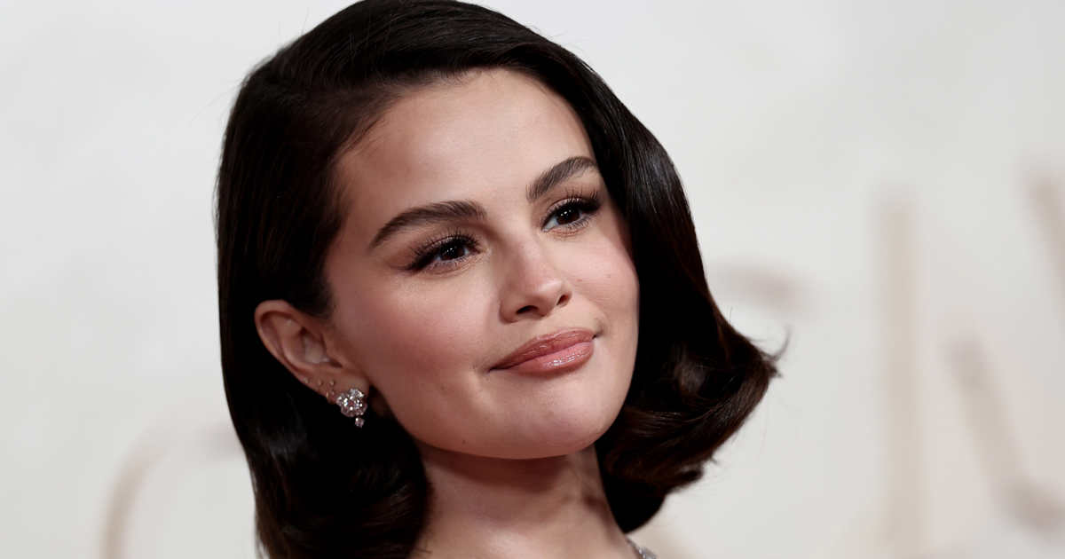 Selena Gómez, impresionante de novia con un vestido de escote halter y plumas: todas las ...