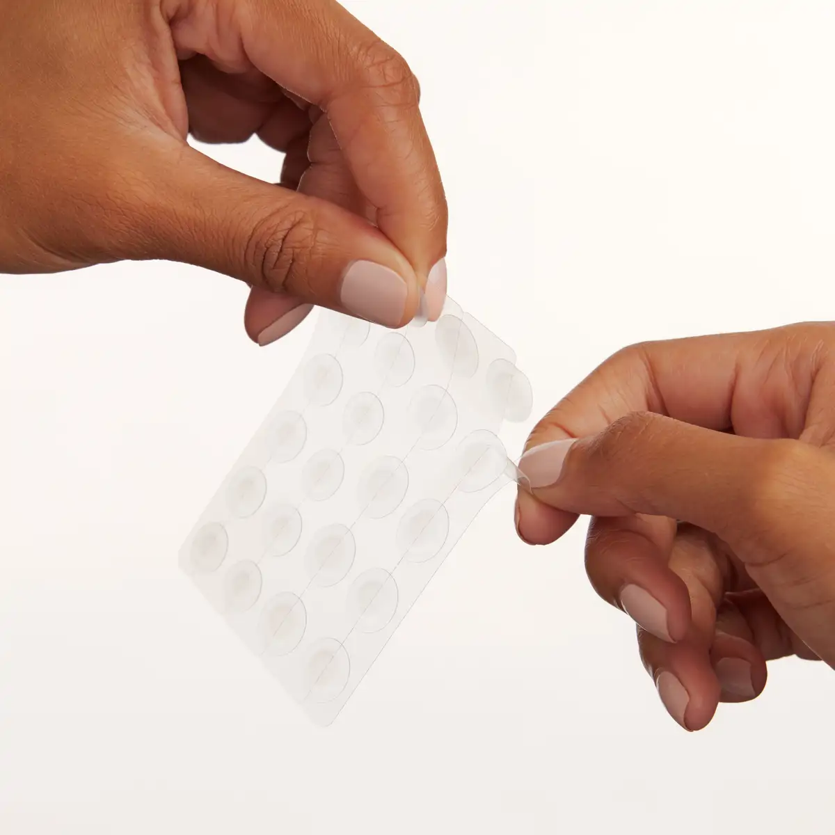 Héctor Núñez, farmacéutico, sobre la moda de los parches para granos ...