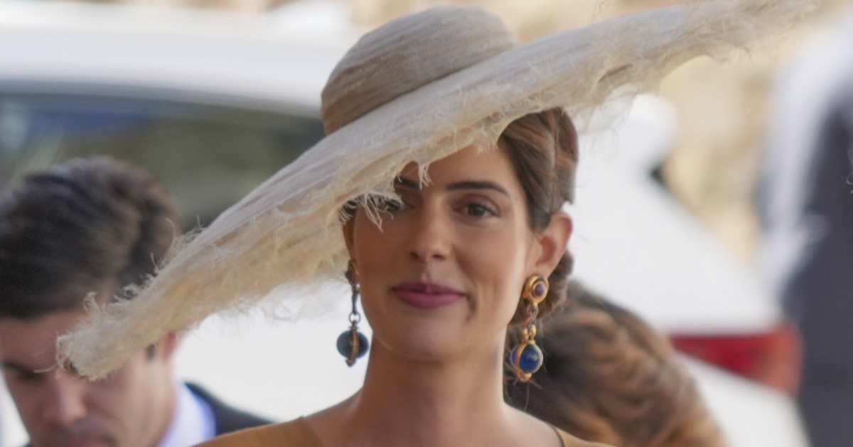 La elegancia magnética de Sofía Palazuelo en la boda de su hermano con vestido túnica y maxi pamela