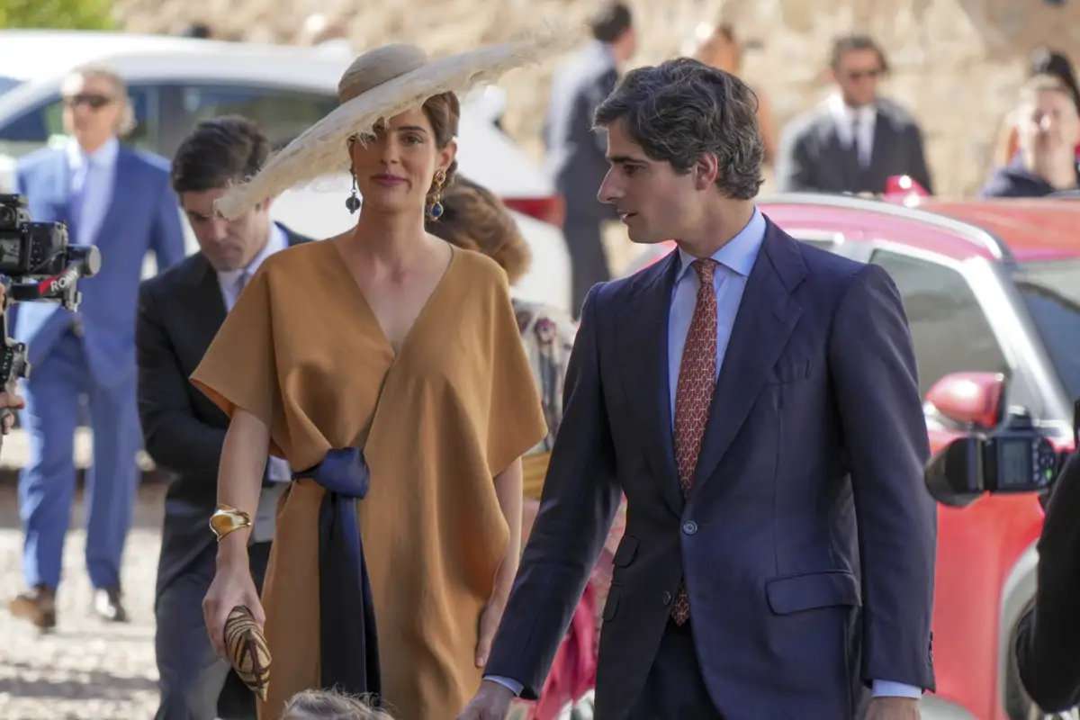 La elegancia magnética de Sofía Palazuelo en la boda de su hermano con vestido túnica y maxi pamela
