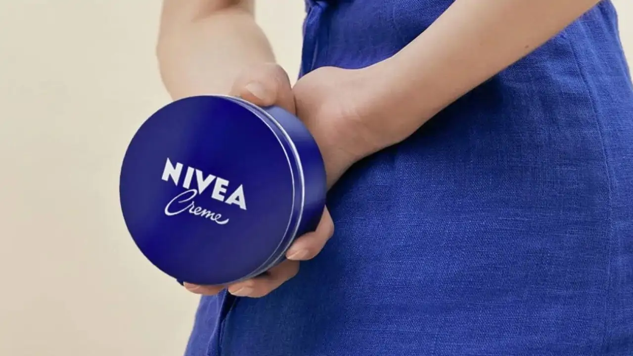10 usos de la crema clásica Nivea de lata azul que no imaginas: “Es un ...
