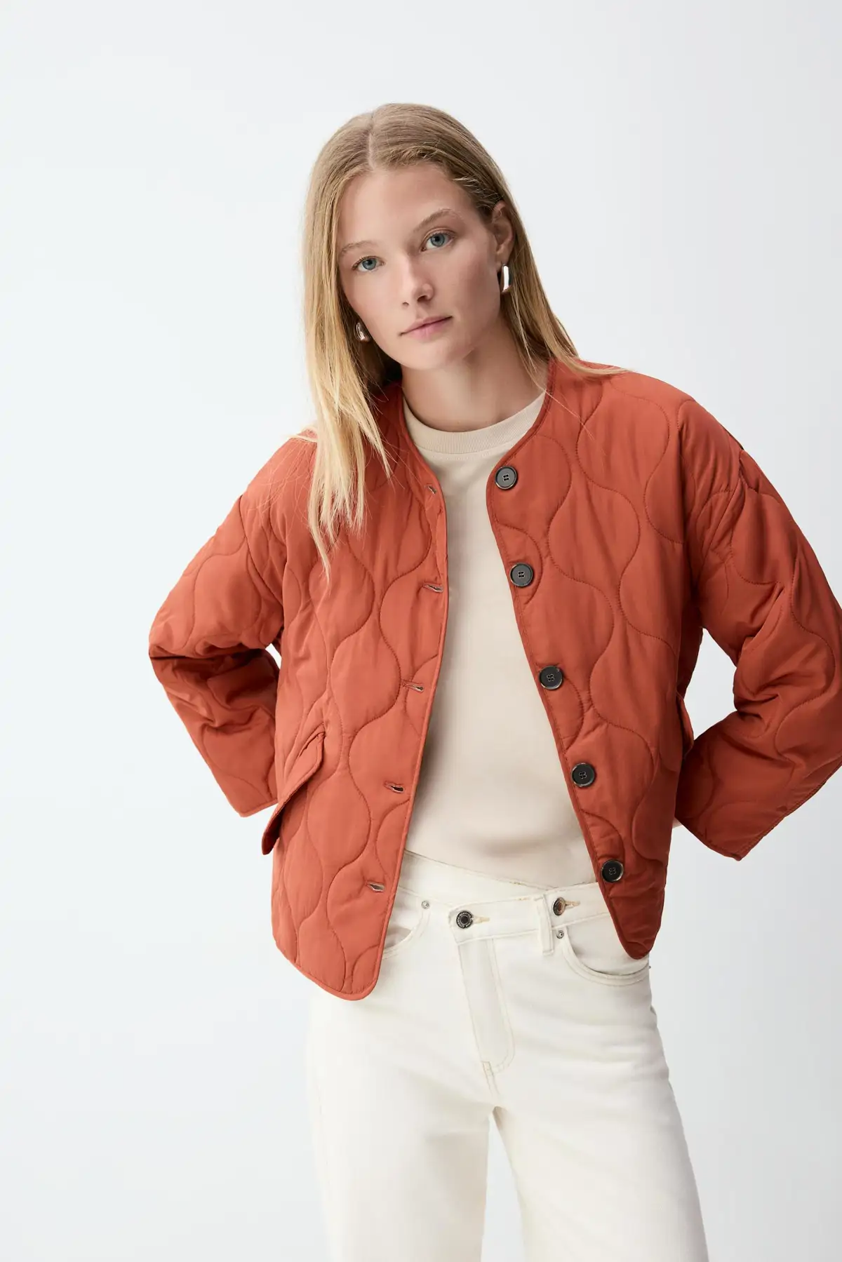 Si tienes 60 años, acaba de llegar a Lefties el anorak más elegante ...