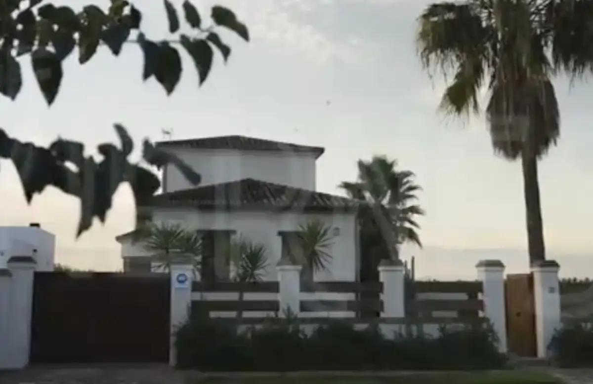 Kiko Rivera abre las puertas de su nueva casa: amplia terraza con jardín y cocina semi abierta ...