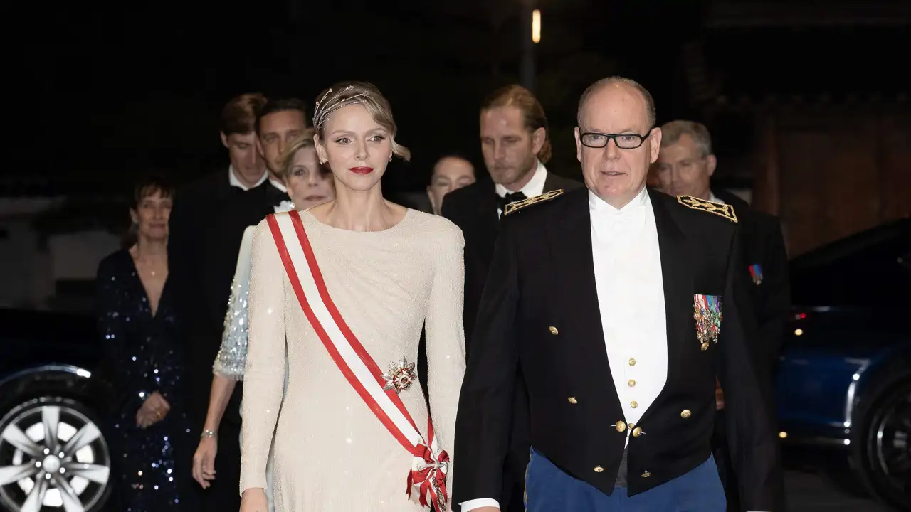 Los looks a juego de Charlène de Mónaco y su hija Gabriella en la cita ...