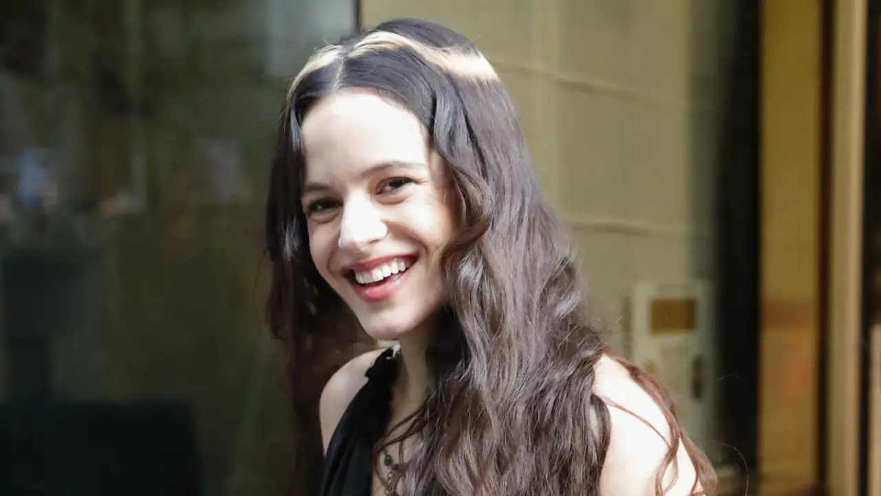El círculo íntimo de Rosalía: así es Loli Bahía, la modelo que la acompaña