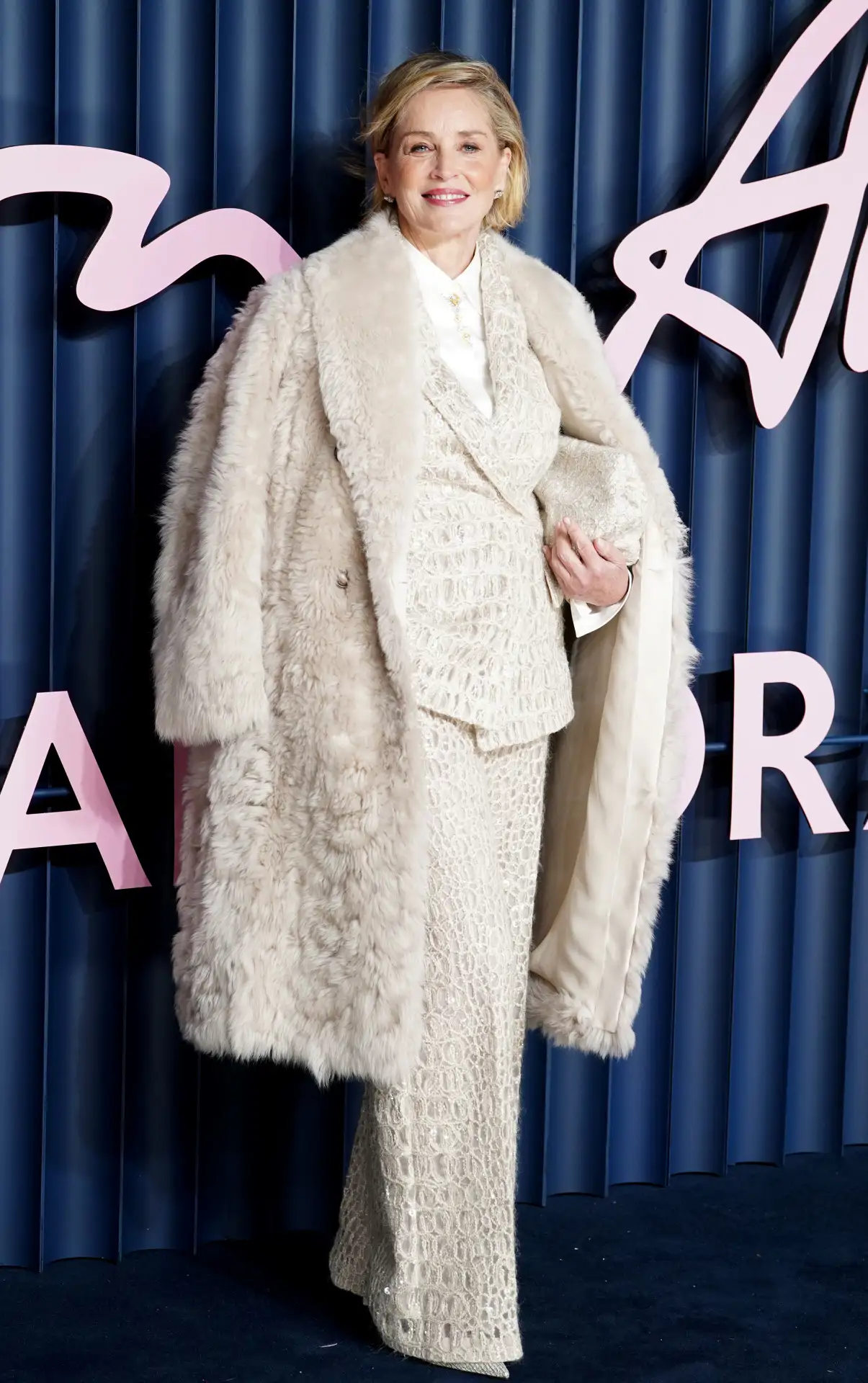 Del traje texturizado de Sharon Stone al vestido esmoquin de Cate ...
