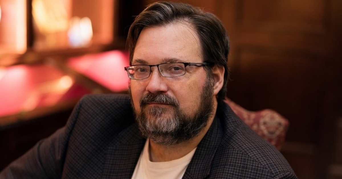 La rutina de Brandon Sanderson, escritor: "Soy ave nocturna, aprendí a escribir en el turno de ...