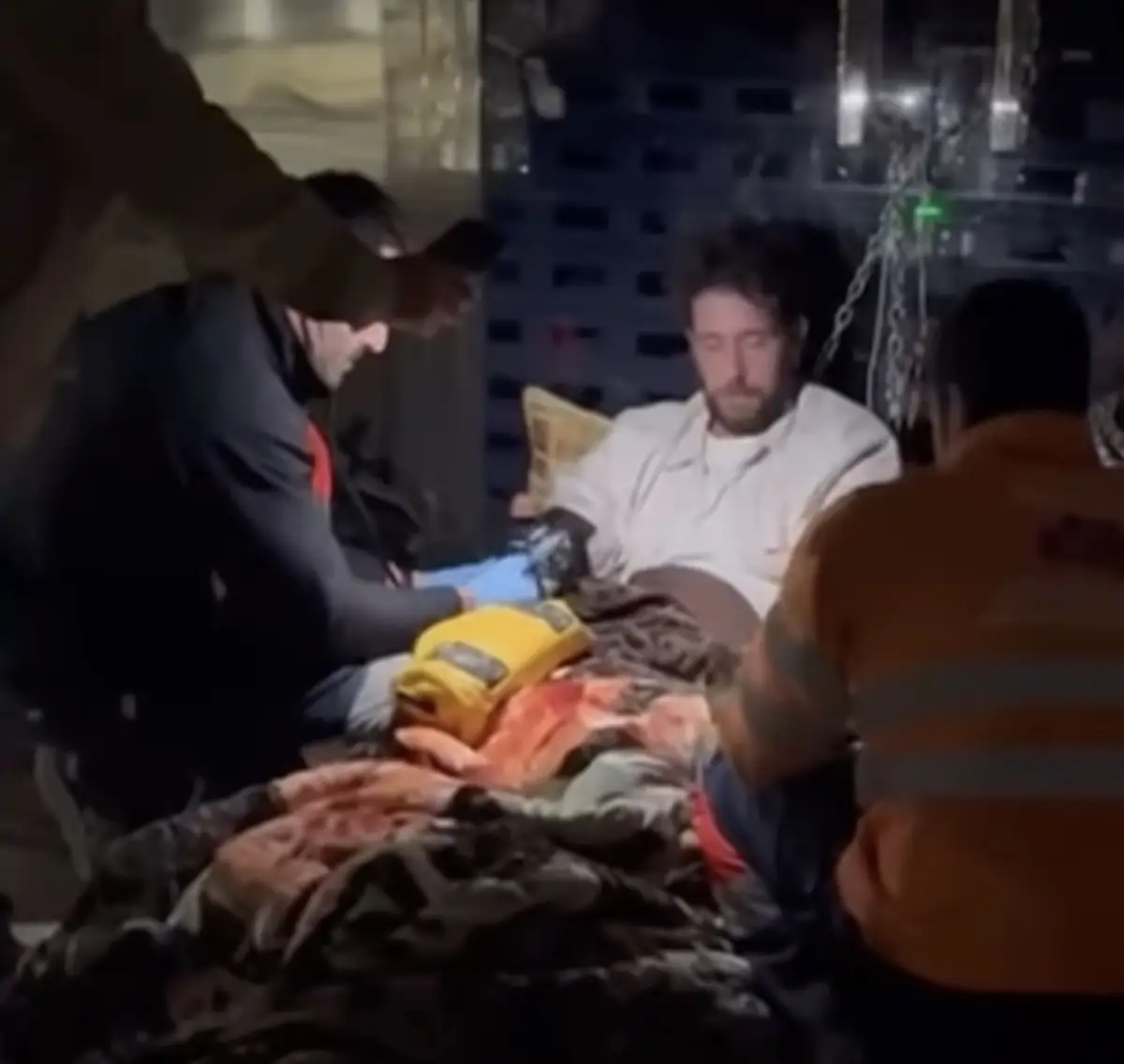 Fran Antón, marido de Kiko Hernández, atendido por los médicos en plena ...