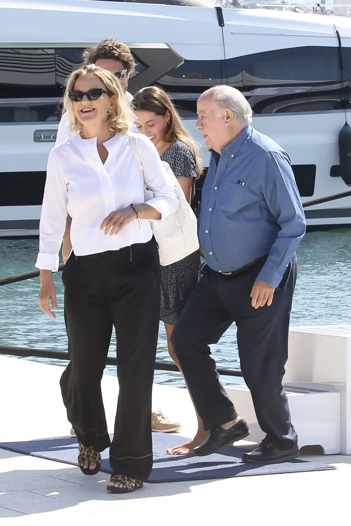 El estilo relajado y elegante de Flora Pérez, madre de Marta Ortega ...