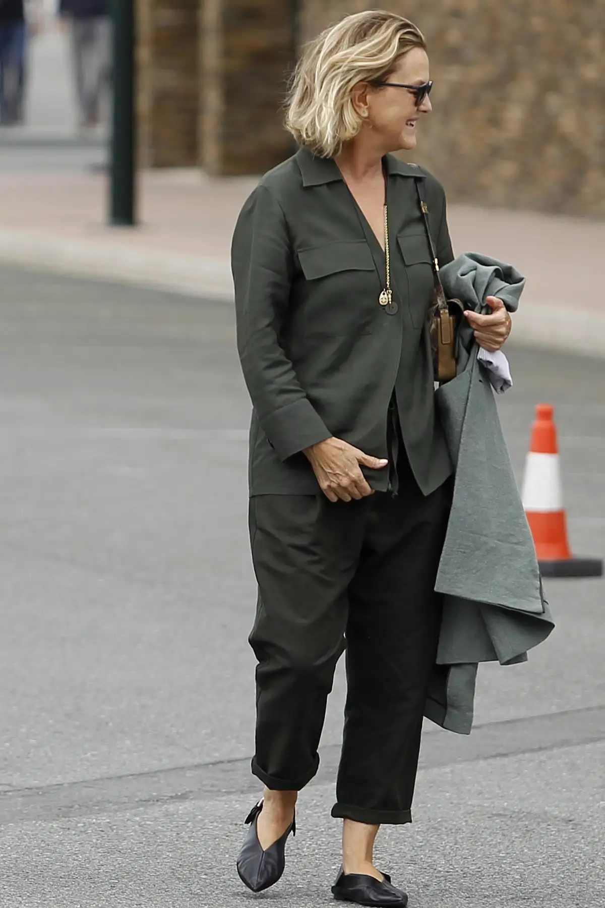 El estilo relajado y elegante de Flora Pérez, madre de Marta Ortega ...